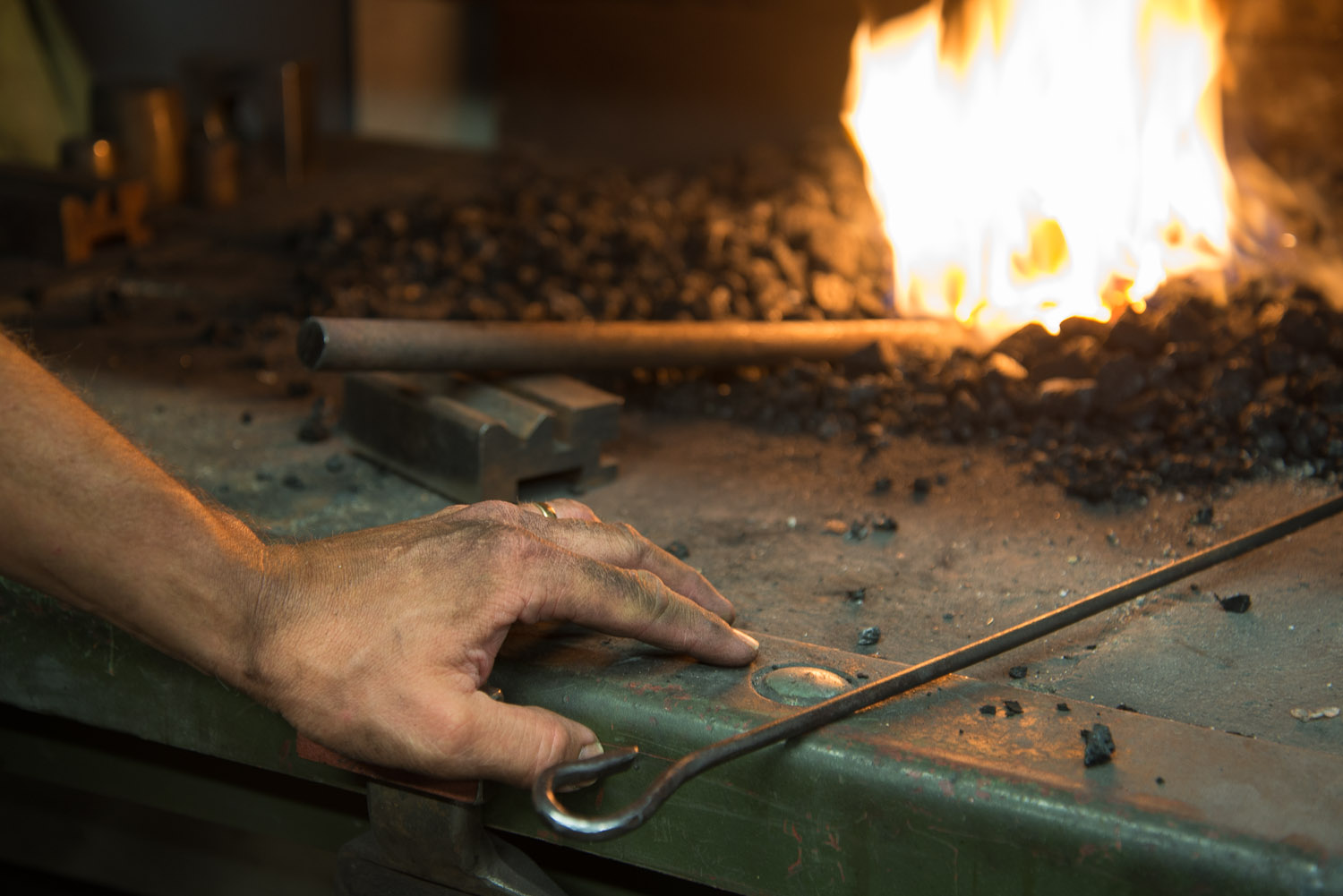 Schön Blacksmithing - Handmade knives and axes.